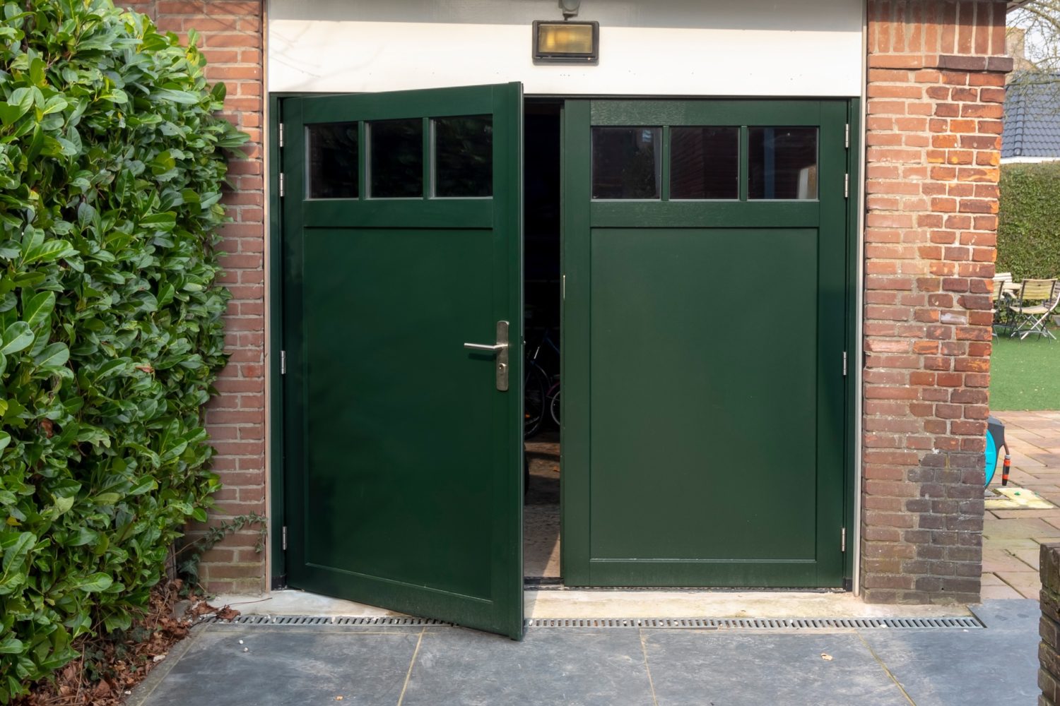 Kiezen tussen hout en kunststof: Welke openslaande garagedeuren zijn ...